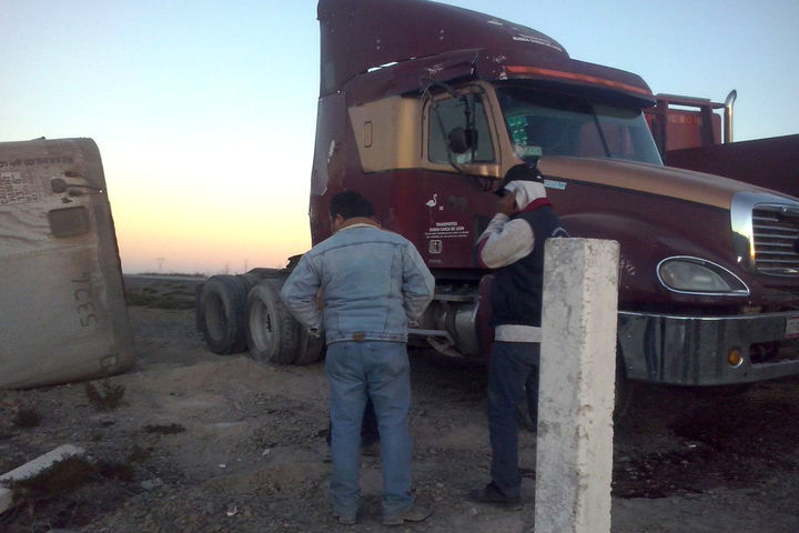 Volcadura de tráiler deja daños materiales , El Siglo de Torreón Volcadura de tráiler deja daños materiales , El Siglo de Torreón