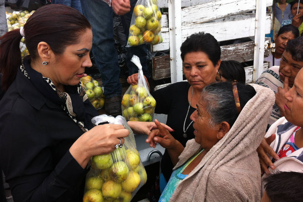 Personas de escasos recursos reciben apoyos, El Siglo de Torreón Personas de escasos recursos reciben apoyos, El Siglo de Torreón